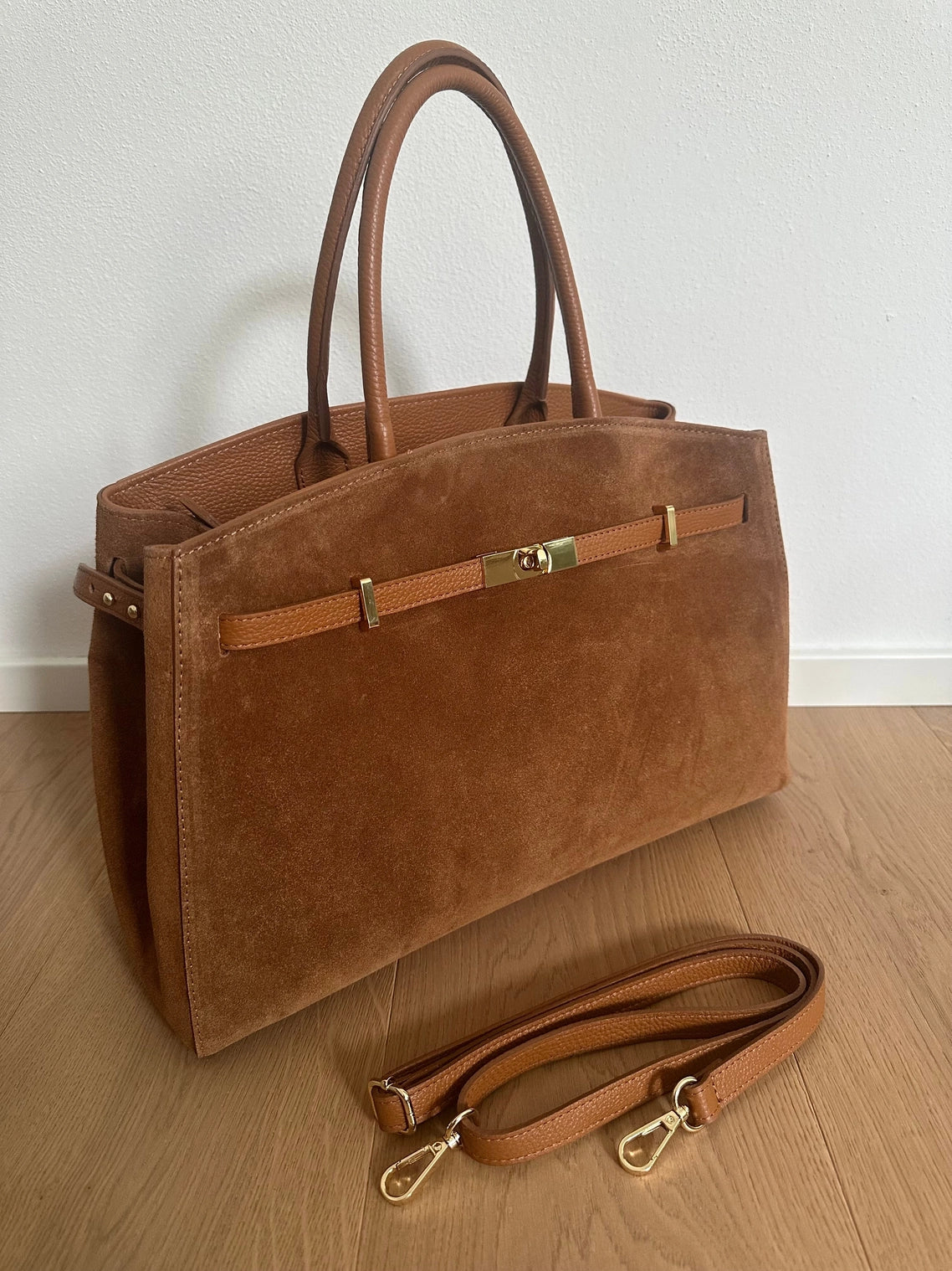 AMELIA SUEDE TOTE – Boes Ltd.